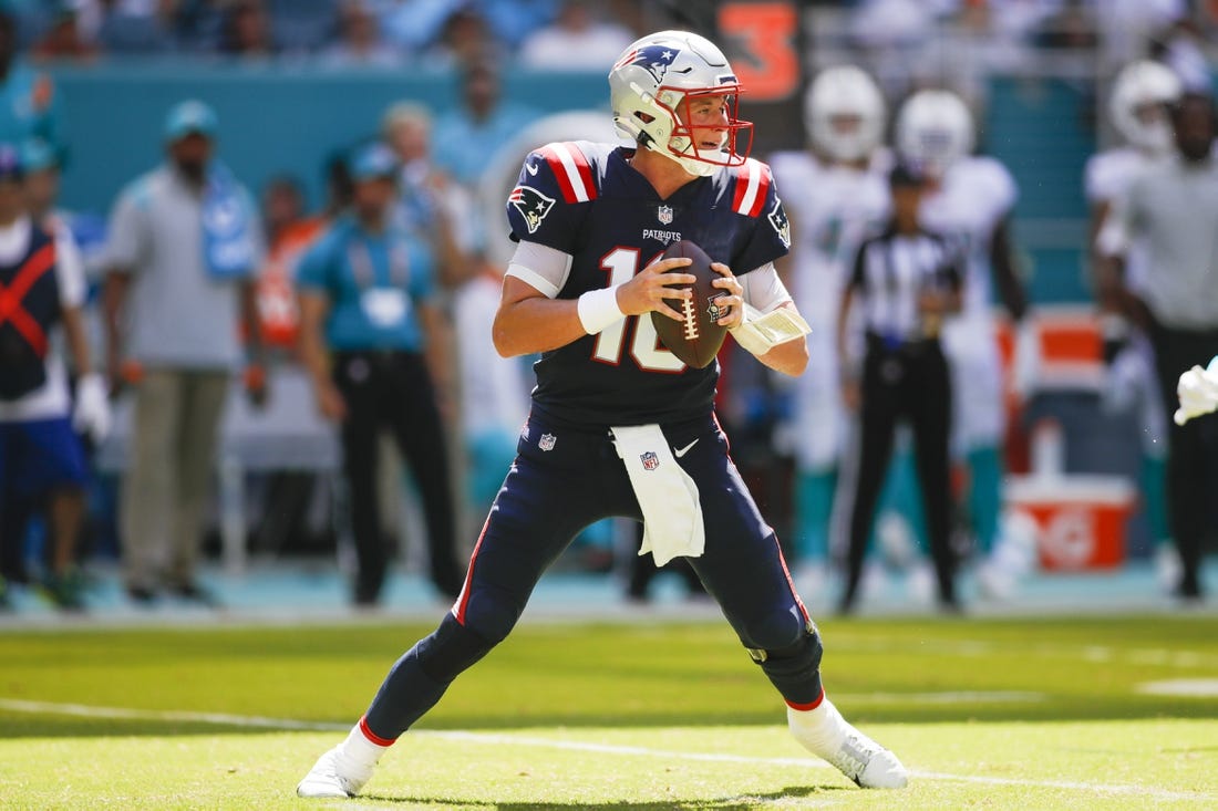 Patriots QB Mac Jones (back) expects to play Sunday - Field Level Media ...