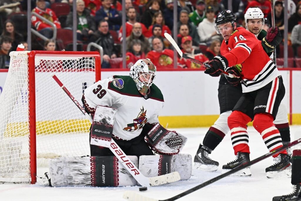 Alex Stalock's first shutout of season lifts Blackhawks over Coyotes ...