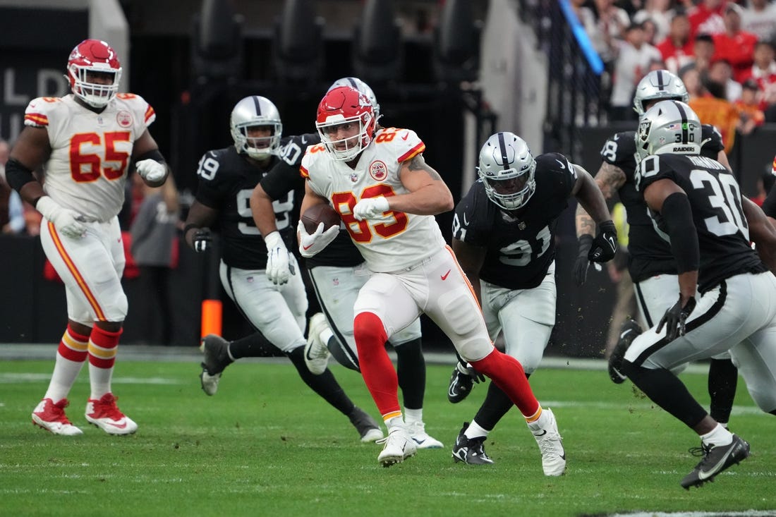 Chiefs blast Raiders, clinch No. 1 seed in AFC - Field Level Media ...