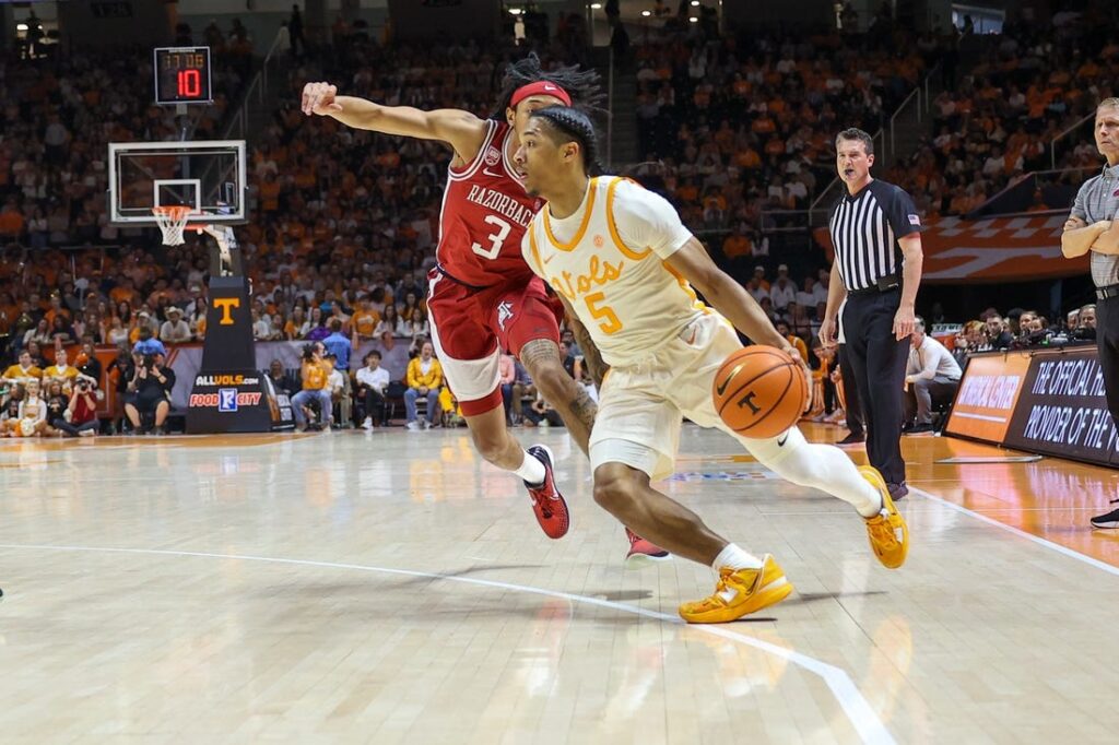 Tennessee PG Zakai Zeigler goes down with leg injury - Field Level ...
