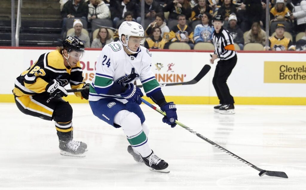 Coyotes sign D Travis Dermott - Field Level Media - Professional sports ...