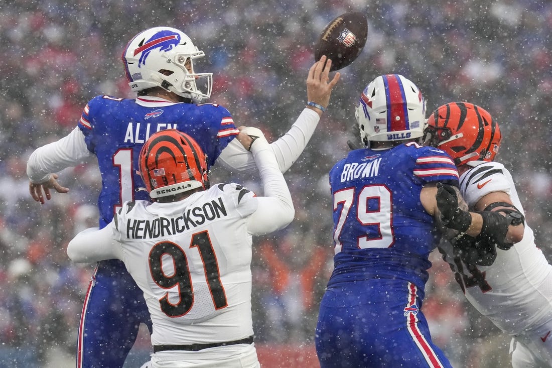 Bengals DE Trey Hendrickson signs 1-year extension - Field Level Media ...