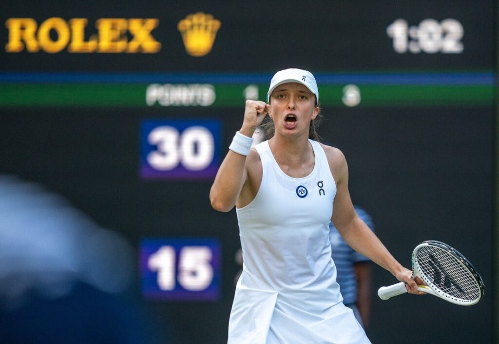 No. 1 Iga Swiatek survives to reach her first Wimbledon quarterfinal ...
