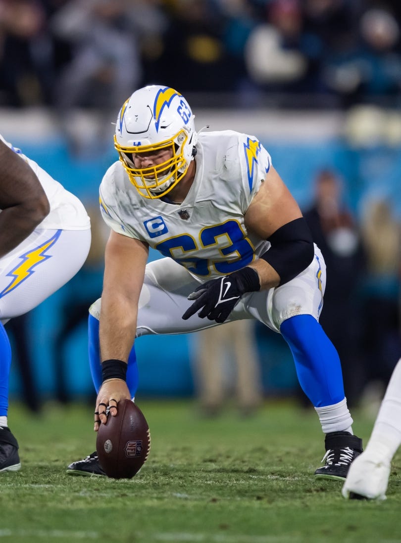 Chargers standout C Corey Linsley (heart issues) to go on IR - Field ...