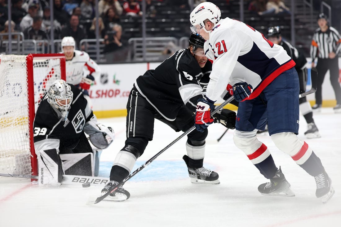 Charlie Lindgren, Capitals end Kings' winning streak - Field Level ...