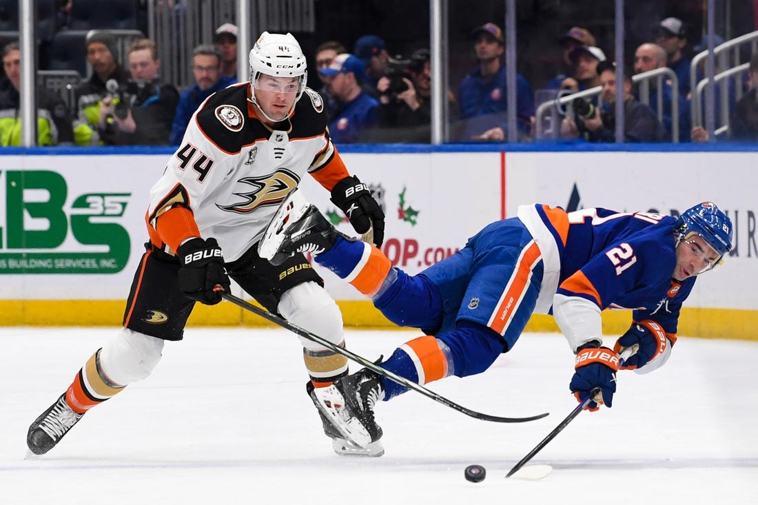 Simon Holmstrom's late shorthanded goal lifts Islanders past Ducks ...