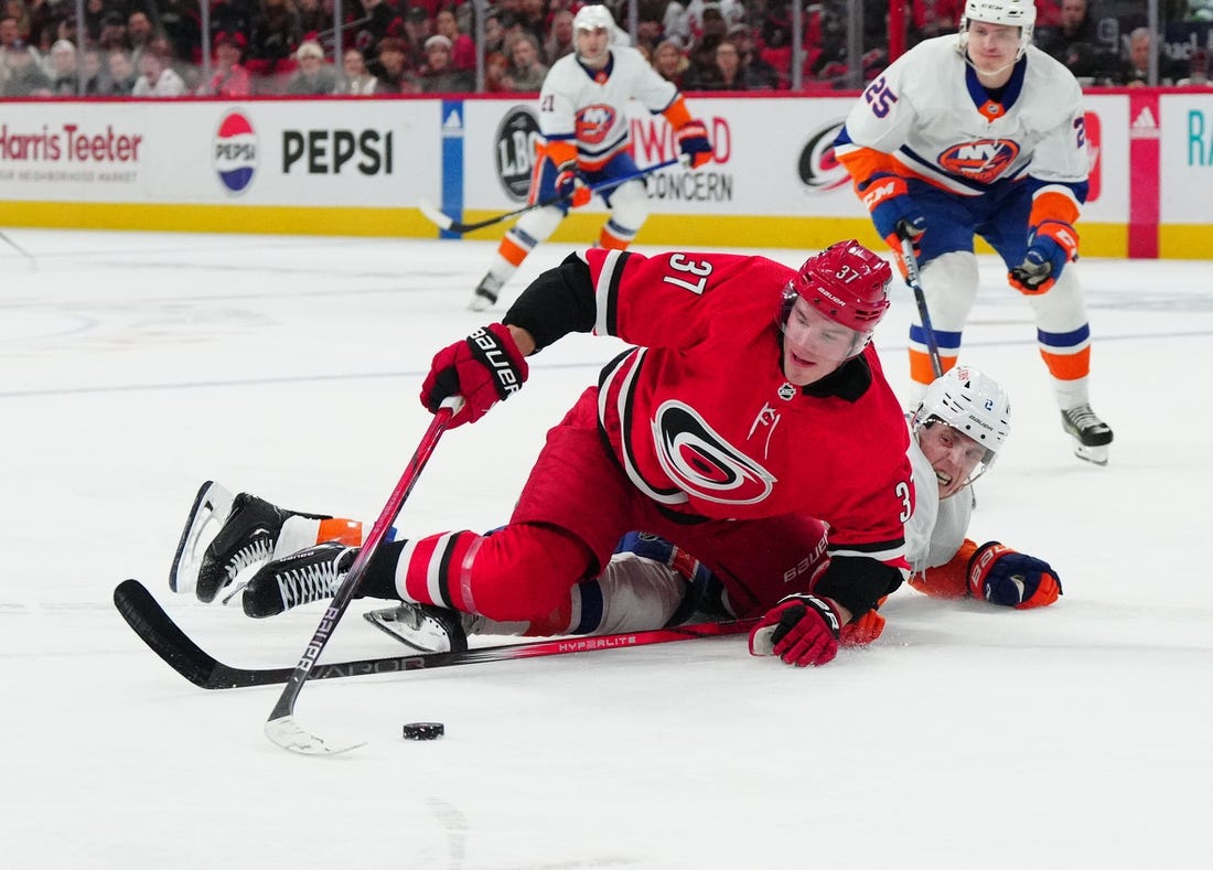 Anders Lee, Islanders clip Hurricanes - Field Level Media ...