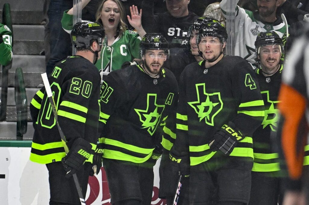 Mason Marchment, Stars erupt to throttle Blackhawks 8-1 - Field Level ...