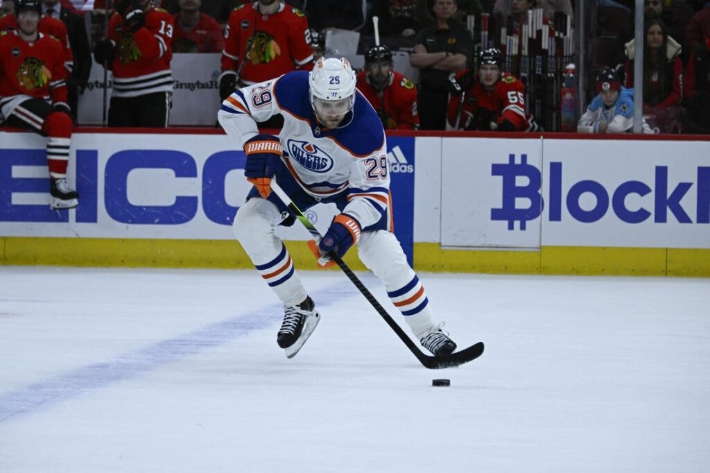 Oilers edge Blackhawks for 8th straight win - Field Level Media ...