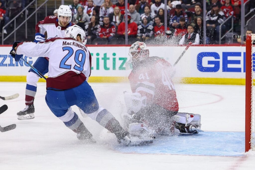 Late surge pushes Devils past Avalanche - Field Level Media ...