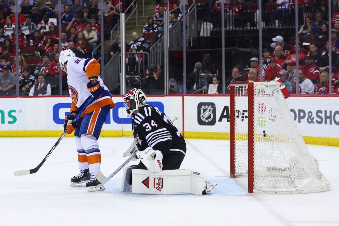 Islanders dump Devils, clinch playoff berth - Field Level Media ...