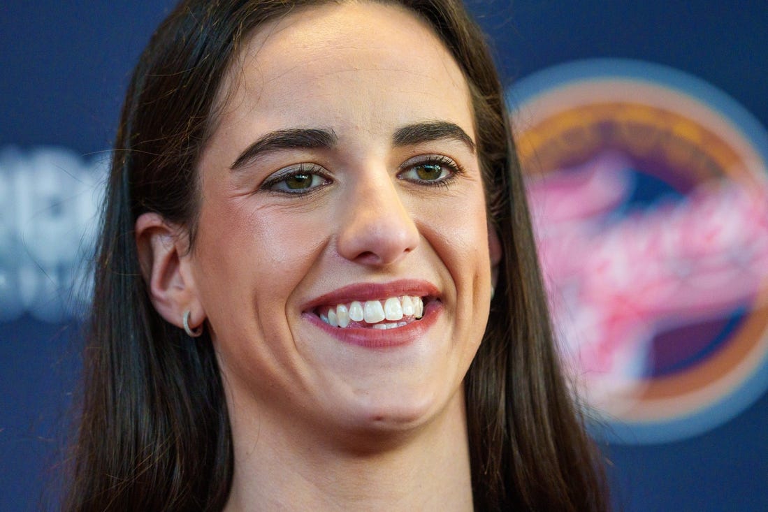 Caitlin Clark becomes first 2-time Sullivan Award honoree - Field Level ...