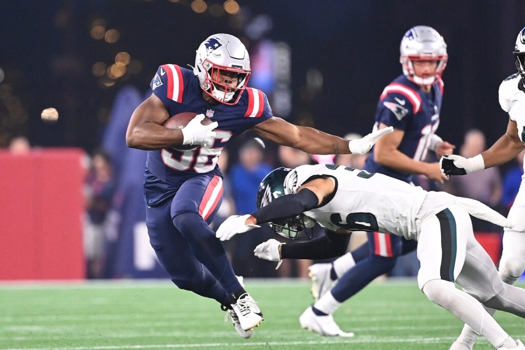 Late TD, two-point conversion lift Eagles over Patriots - Field Level ...