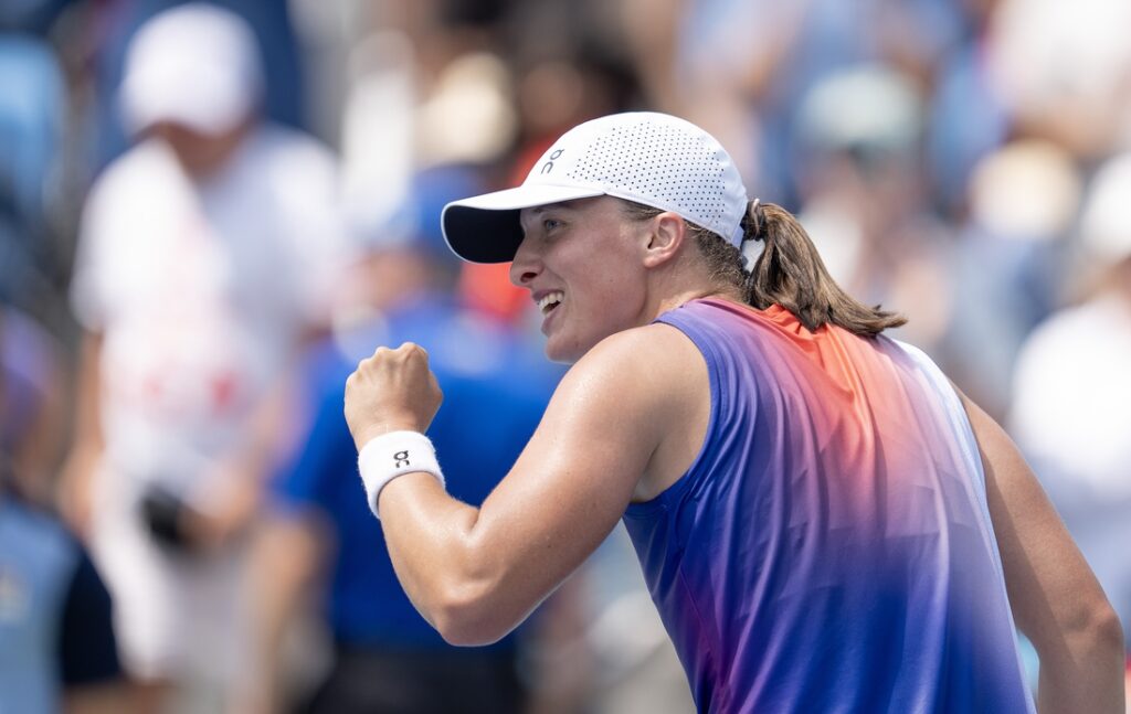 Iga Swiatek slithers out of defeat, advances to semis at Cincinnati ...