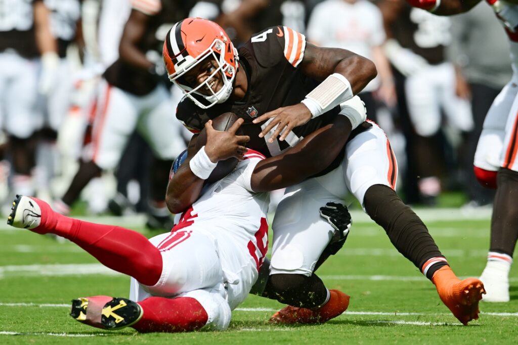Browns rule out starting OTs, TE David Njoku - Field Level Media ...