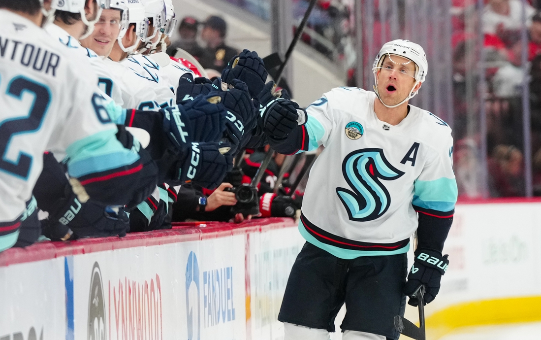 Kraken building momentum as Islanders struggle to finish strong - Field ...