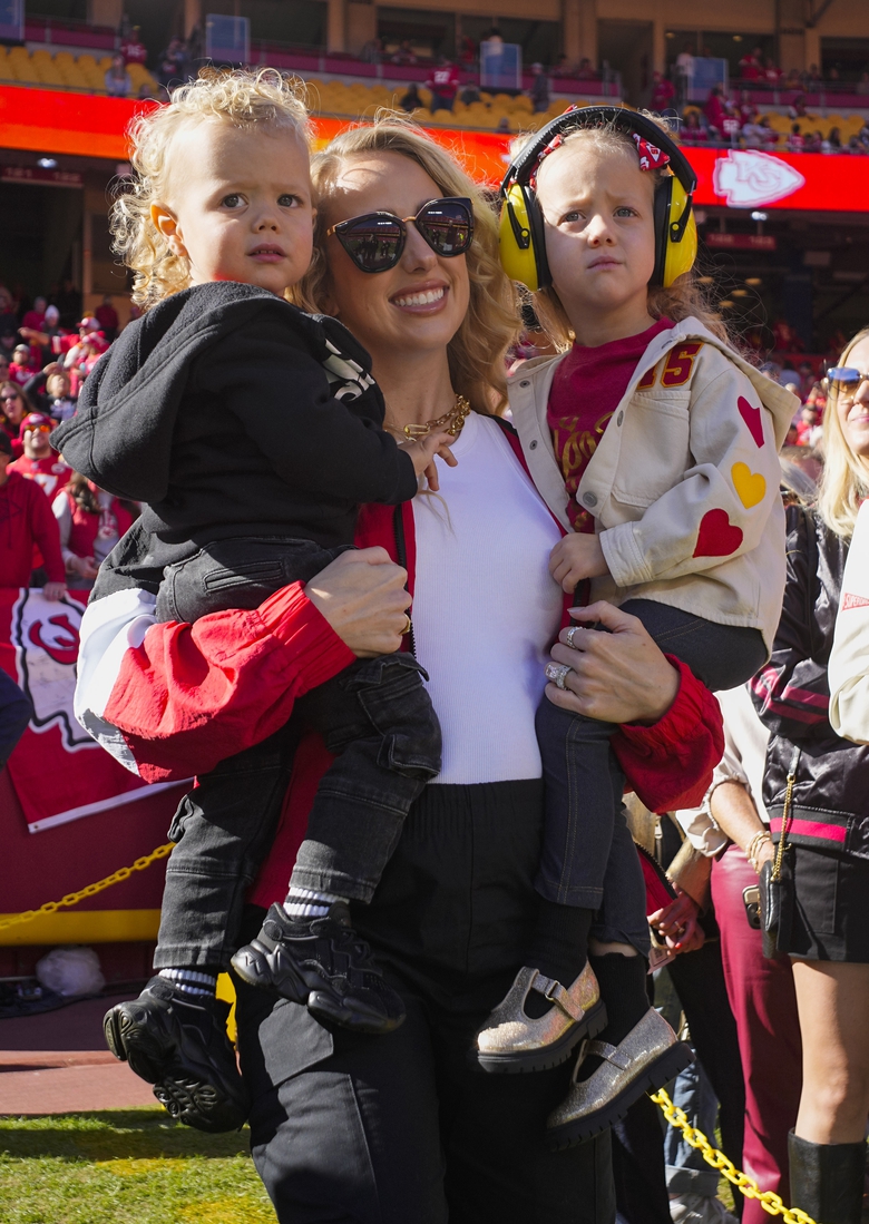 Patrick Mahomes, wife celebrate Golden moment, welcome third child ...