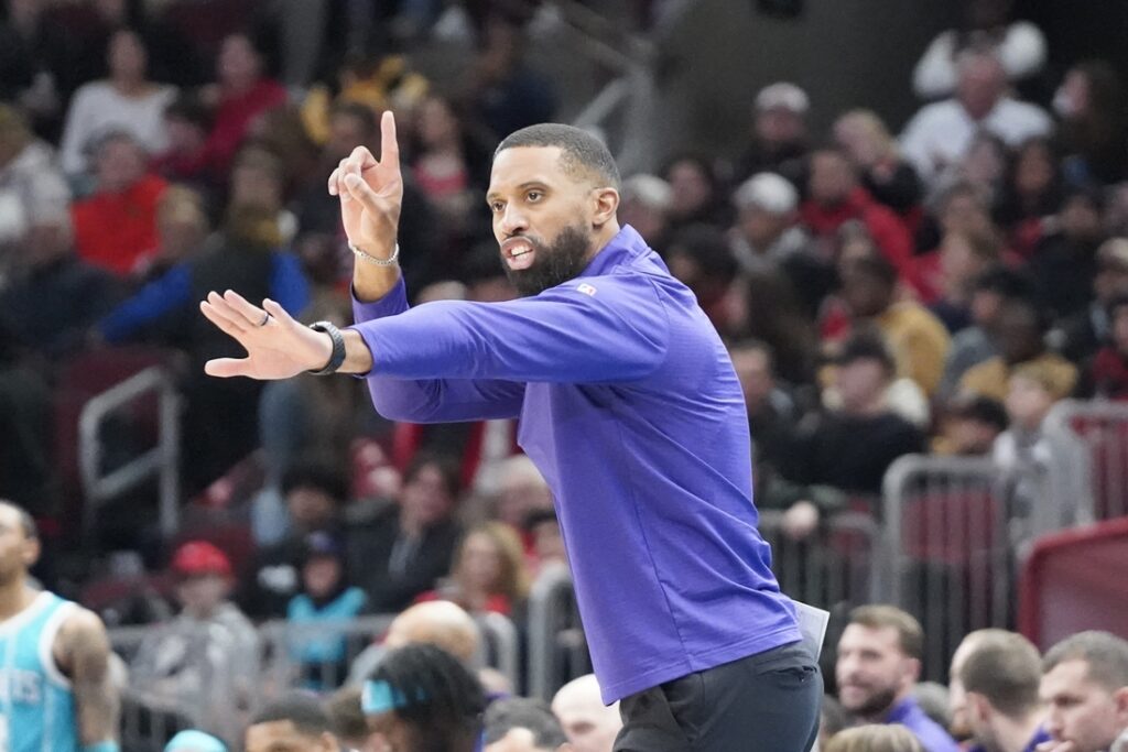 Hornets seek first 3 game win streak of season host Mavs Field Level Media Professional sports content solutions FLM