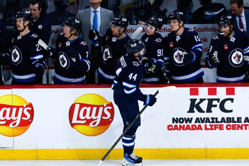 Jets win franchise-best 11th straight with victory over Senators ...