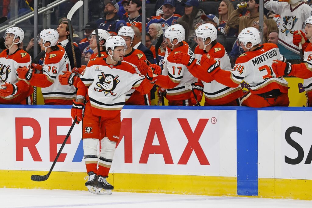 Ducks erupt in 4-goal first period, best reeling Oilers - Field Level ...