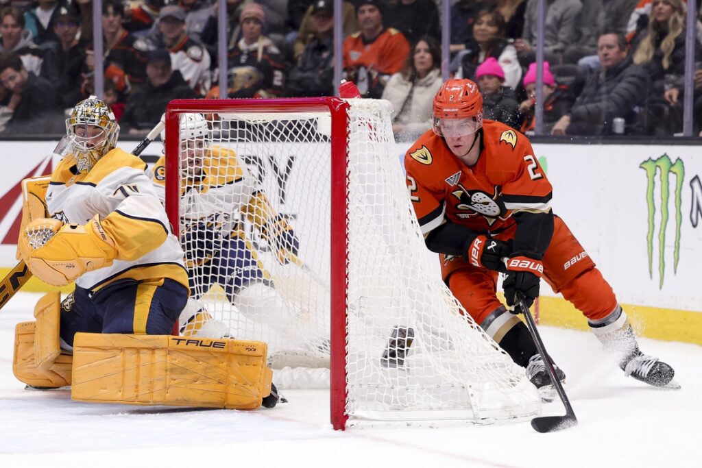 Ducks cool off Predators with tiebreaking goal in third - Field Level ...