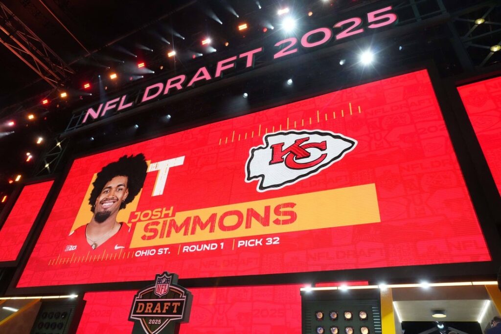 Chiefs OT Josh Simmons, first-round pick, signs rookie deal - Field ...
