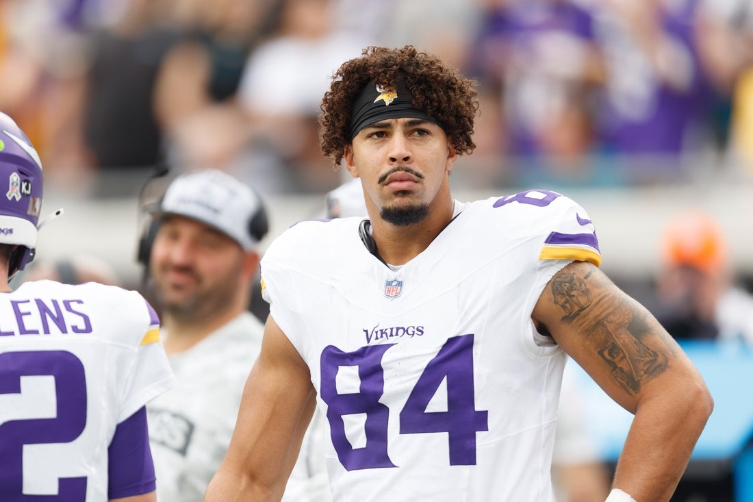 Vikings TE Josh Oliver signs 3-year extension - Field Level Media ...