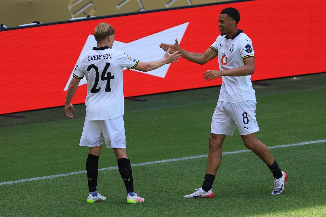 Borussia Dortmund fend off Mamelodi Sundowns in CWC play - Field Level ...