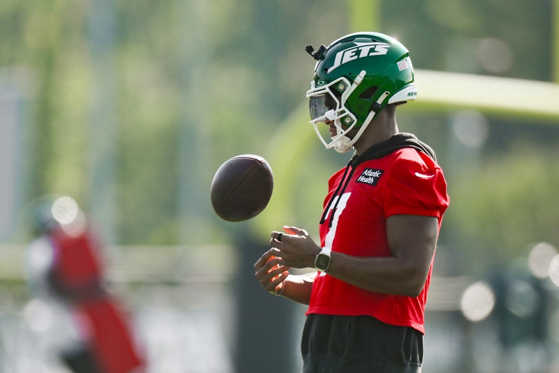Jets QB Justin Fields (toe) returns to practice field - Field Level Media - Professional sports ...