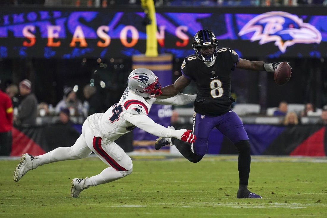 Ravens QB Lamar Jackson (back) departs against Patriots - Field Level ...