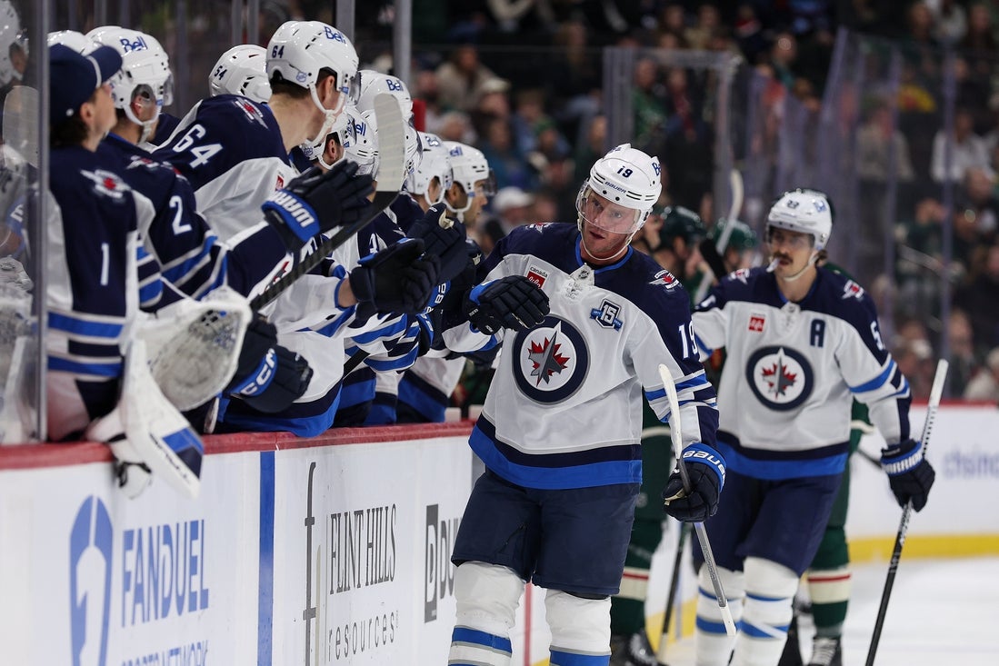 Jonathan Toews nets 900th, 901st points as Jets drub Wild - Field Level ...