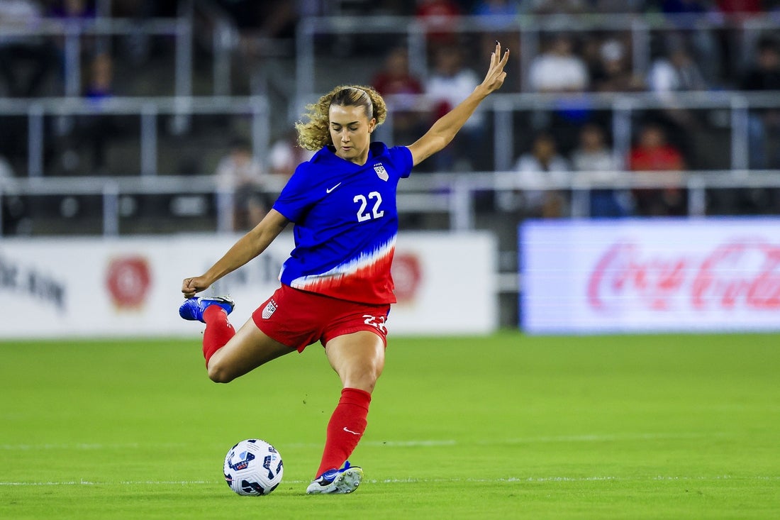 Summit sign Eva Gaetino from Paris Saint-Germain - Field Level Media ...