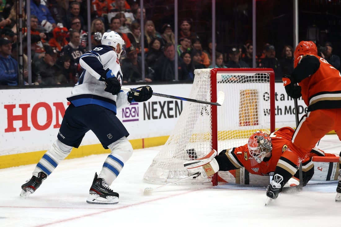 Chris Kreider's late goal propels Ducks past Jets - Field Level Media ...