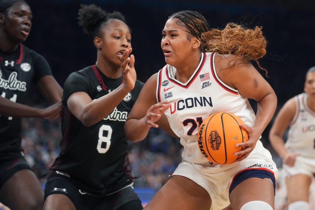 South Carolina ends UConn's perfect season, advances to title game ...